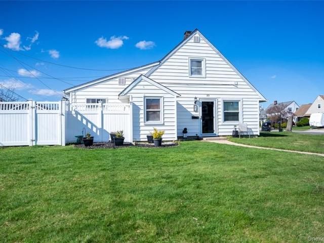 23 Bent Ln, Levittown, NY 11756