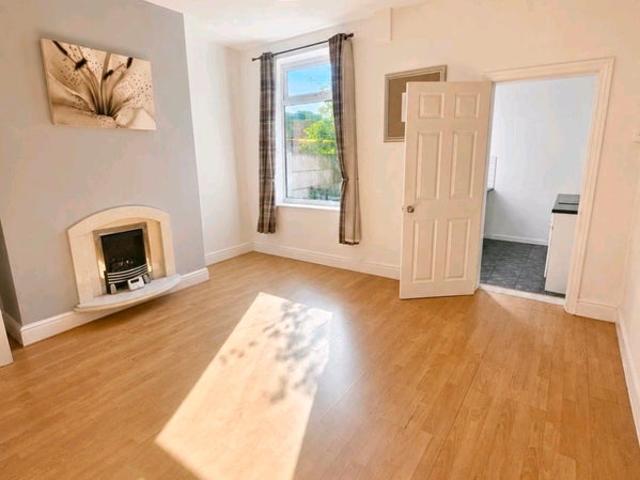2/3 bed house.Near all amenities,transport,garden