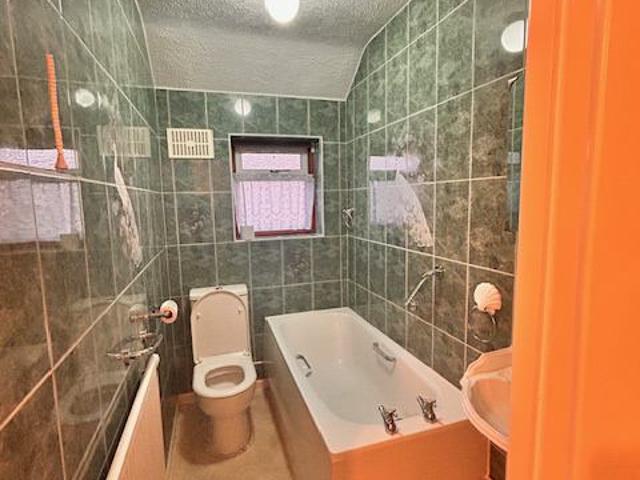 2/3 bedroom House with extended kitchen