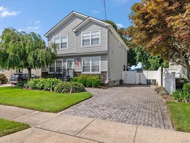 23 Cambridge Ave, Bethpage, NY 11714