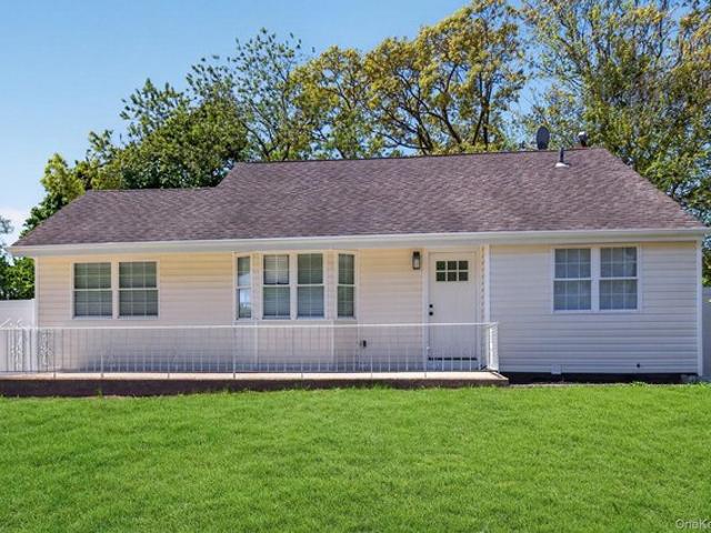 23 Champlain St, Port Jefferson Station, NY 11776