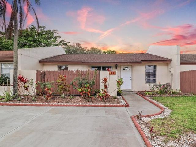23 Chelsea Ln, Boynton Beach, FL 33426