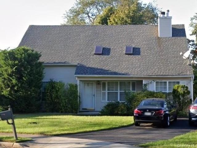 23 Chris Matt Ct, Bay Shore, NY 11706