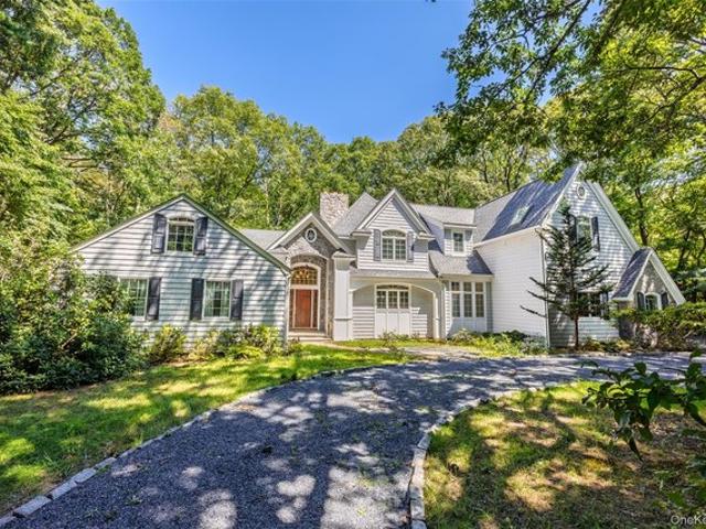 23 Cliff Rd, Belle Terre, NY 11777