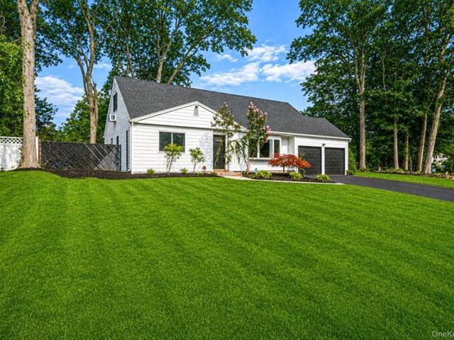 23 Dellmarie Ln, Nesconset, NY 11767