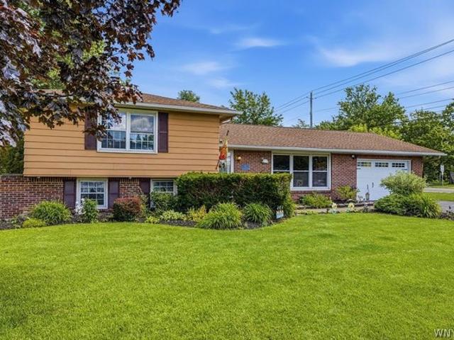 23 Eisenhower Dr, Lockport, NY 14094