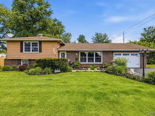 23 Eisenhower Dr, Lockport, NY 14094