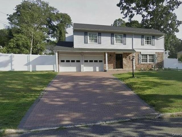 23 Essex Dr, Coram, NY 11727