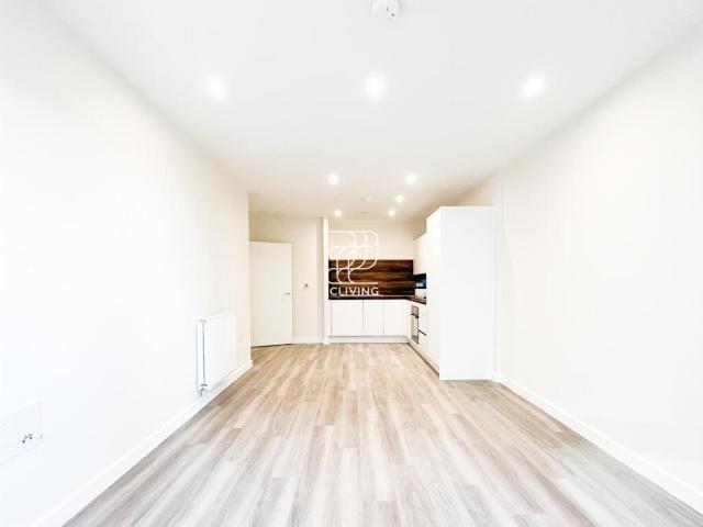 23 Forest Road London E17 1 bed flat to rent £2,100 pcm £485 pw