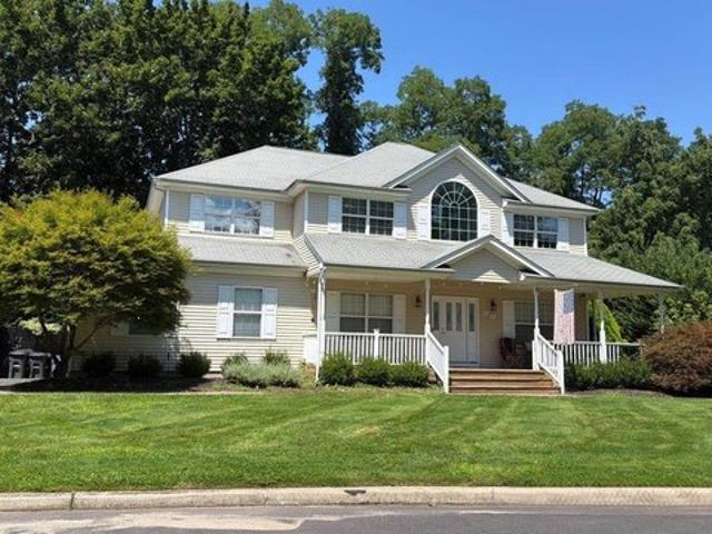23 Flagpole Ln, East Setauket, NY 11733