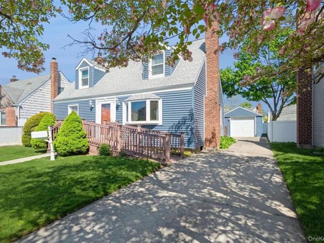 23 Gables Dr, Hicksville, NY 11801