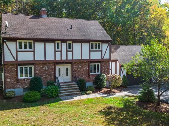 23 Golden Oaks Dr, Salem, NH 03079