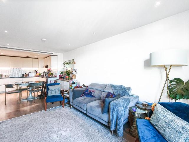 23 Glenthorne Road, London W6 3 bed flat to rent £5,000 pcm £1,154 pw