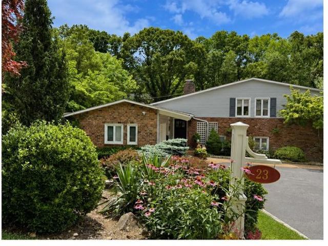 23 Highwood Rd, East Norwich, NY 11732