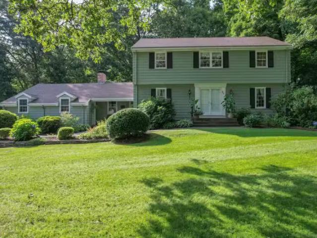 23 HIGHWOOD RD, FARMINGTON, CT 06032 Single Family Residence F.