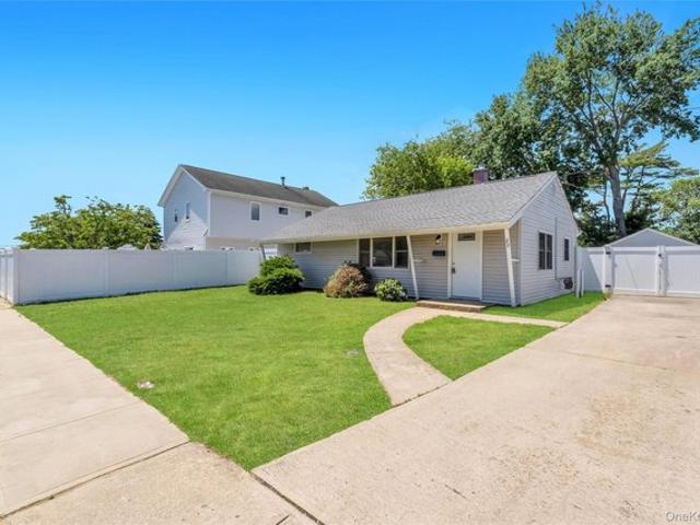 23 Kevin Ln, Bethpage, NY 11714