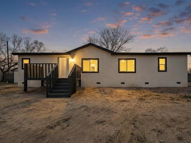 23 Lakeview St, Los Lunas, NM 87031