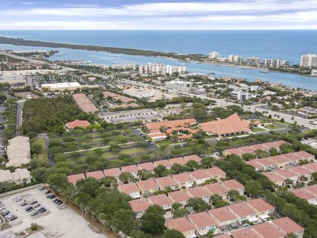23 Live Oak Cir, Tequesta, FL 33469