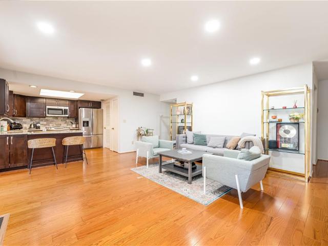 23 Middleton Court SE