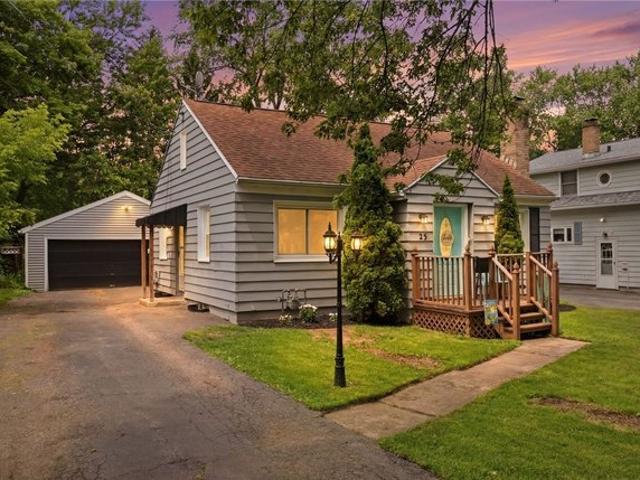 23 Montcalm Dr, Rochester, NY 14617