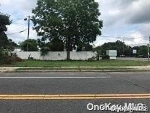 23 N Evergreen Dr, Selden, NY 11784