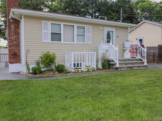 23 Peters Blvd, Central Islip, NY 11722