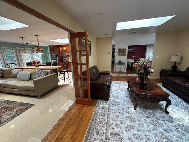 23 Pimlico Dr, Commack, NY 11725