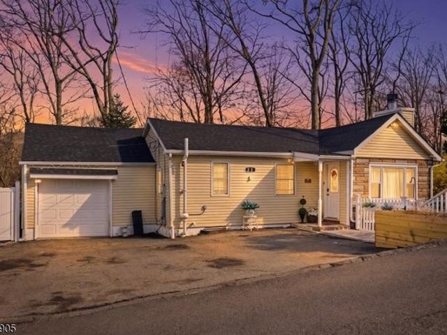 23 Roosevelt Trl, Hopatcong, NJ 07843