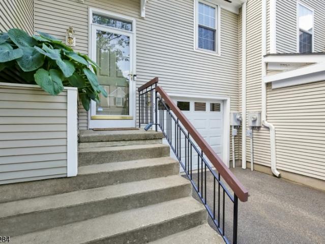 23 Rushmore Ln