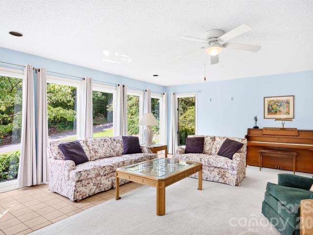 23 S Oaks Circle