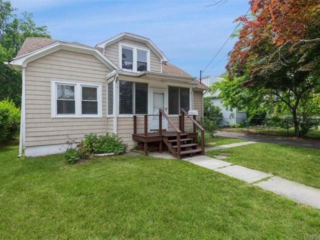 23 S Summit Ave, Patchogue, NY 11772