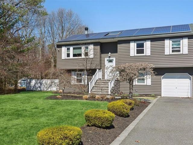 23 Southfield Rd, Middle Island, NY 11953