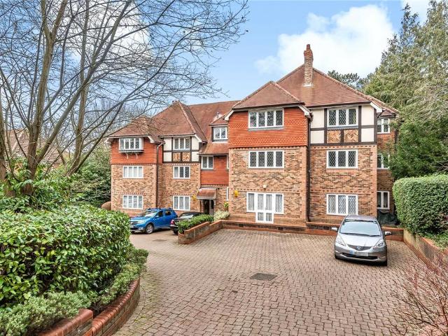 23A Eastbury Avenue, Northwood. 2 bed flat to rent £2,200 pcm £508 pw