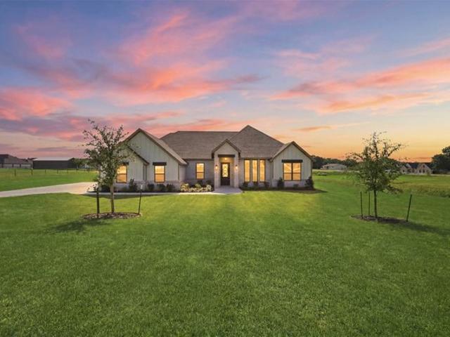 2004 Forest Bridge Dr, Azle, TX 76020