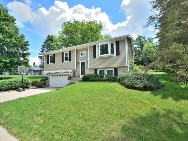 2005 Harris Highland Dr, Waukesha, WI 53188