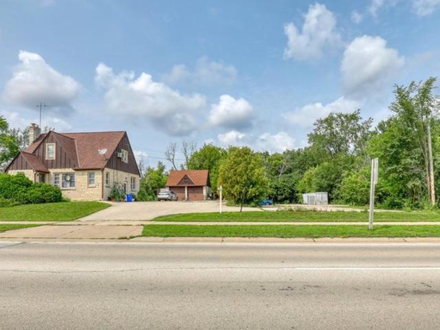 20060 W Greenfield Ave, Brookfield, WI 53045