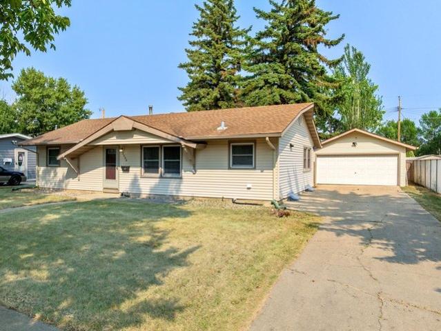 2006 California Dr, Minot, ND 58703