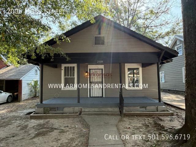 2008 Moss Street | 4 Bedrooms | 1.5 Bathrooms ~ 1/2 Off Month's Rent!