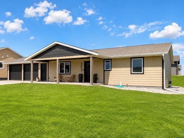 2009 N Walnut St, Hull, IA 51239