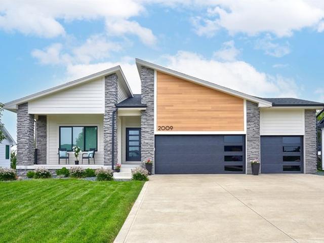 2009 Autumn Blaze Dr, Norwalk, IA 50211