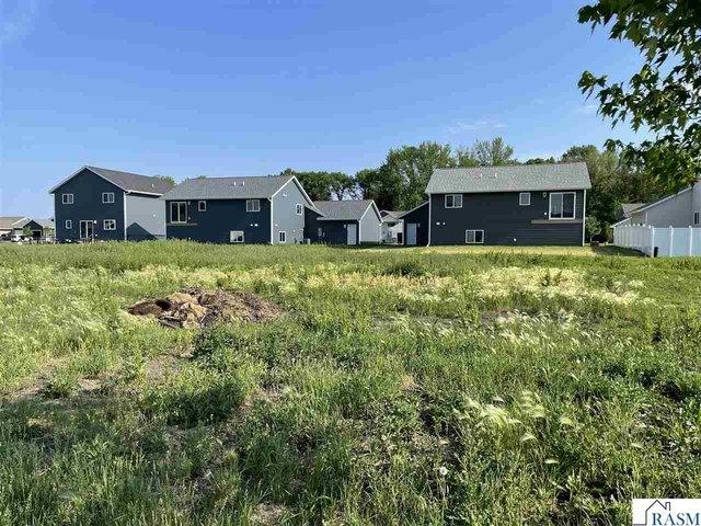 2009 Aster Ln, Mankato, MN 56001