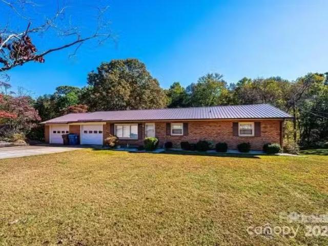 2009 Sleepy Hollow Drive, Hickory, NC 28601