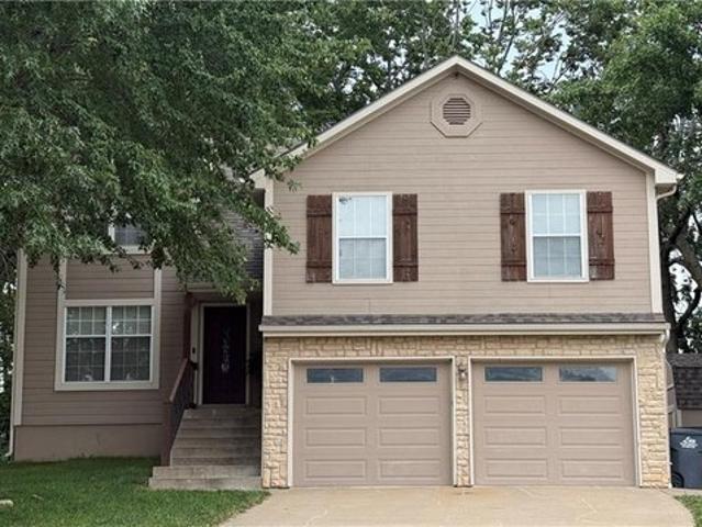 2000 NE Springbrook Ct, Blue Springs, MO 64014