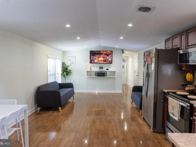 2000 Grovewood Dr, Capitol Heights, MD 20743