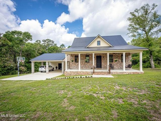 2000 River Bluffs Dr, Vancleave, MS 39565