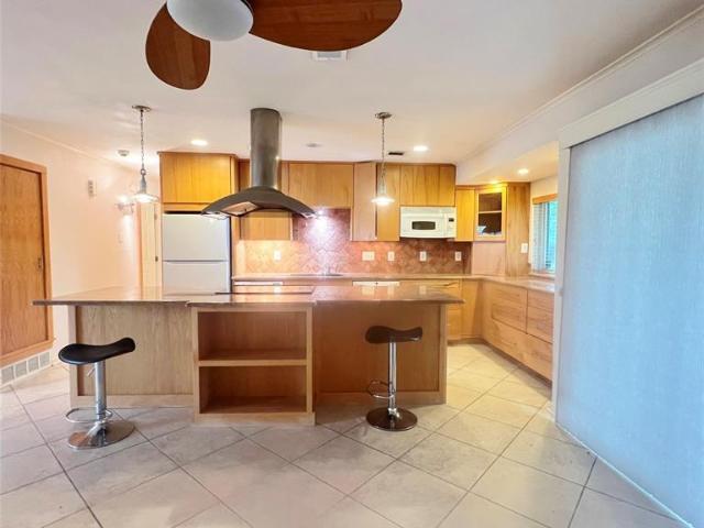 2000 Willow Lane