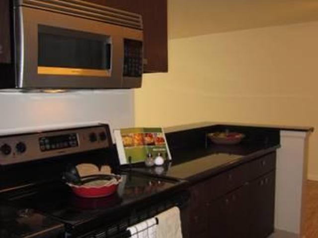 $2000 / 1br 715ft² Spacious & Cozy 1 Bed w/ Belcony, Pool Area & Gym