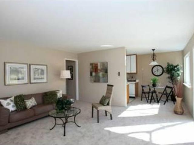 $2000 / 2br 812ft² Spacious 2 bdrm 1 bath condo Available now!