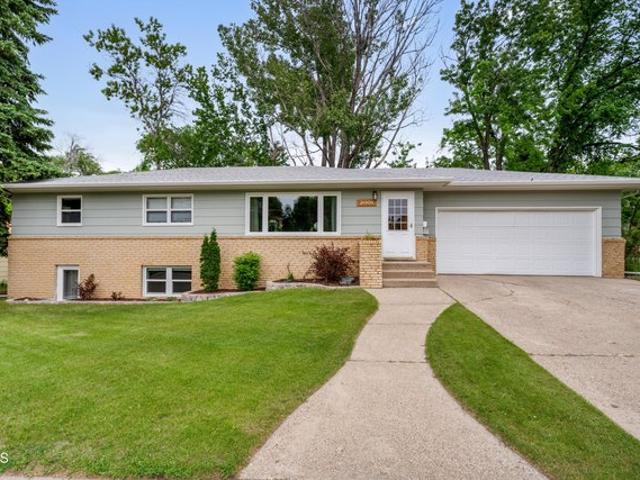 2001 Assumption Dr, Bismarck, ND 58501