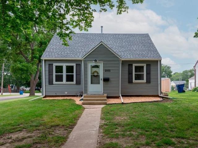 2001 W 7th St, Waterloo, IA 50702